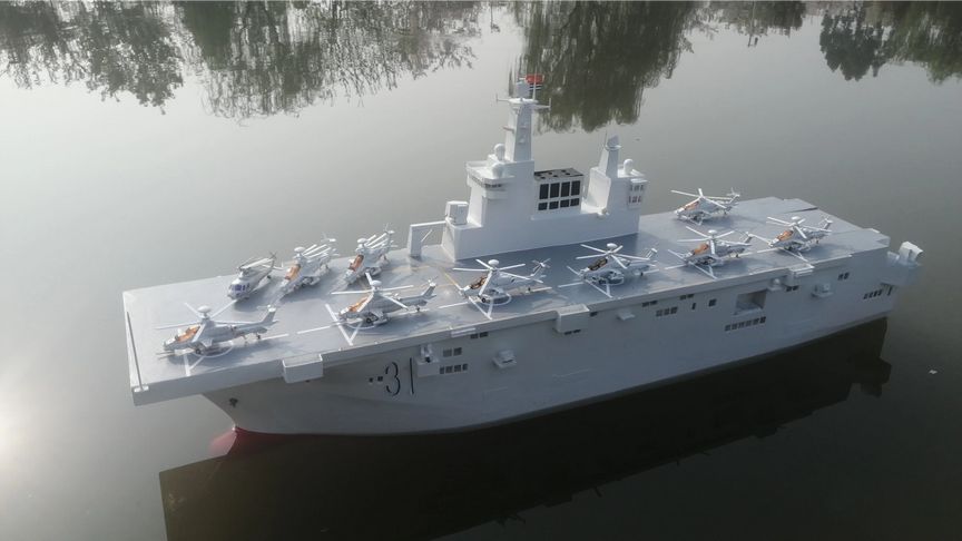 用层板制作我国两栖攻击舰模型下水试航
