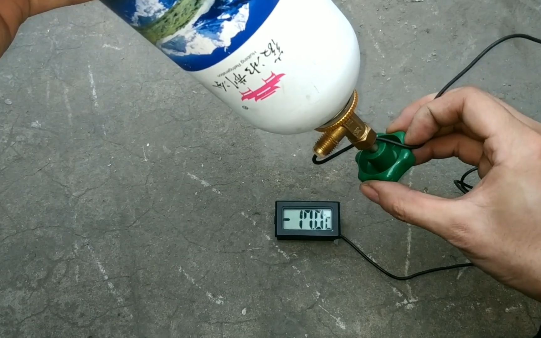 人被制冷剂喷到会怎么样,做个试验给你看,严重的话可能需要截肢