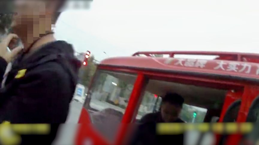 电动三轮非法载客 乘客全是学生 交警果断拦停 现场宣讲安全知识