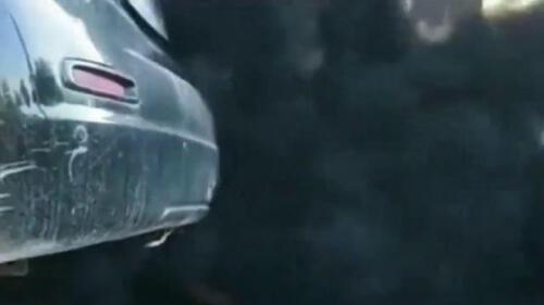 被排气管喷黑的男人