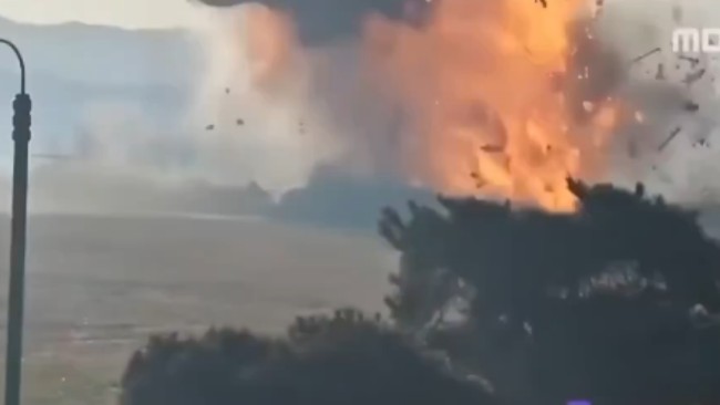 悲惨!最新视频记录了一架载有 181 名乘客的波音 737-800 飞机在韩国...