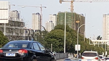 实拍泉口一路和金龙泉大道交叉路口红绿灯倒计时