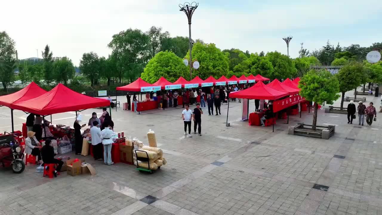 下班路过发现青山泉又搞活动了, 农副产品推介会,还有几个招聘的还有...