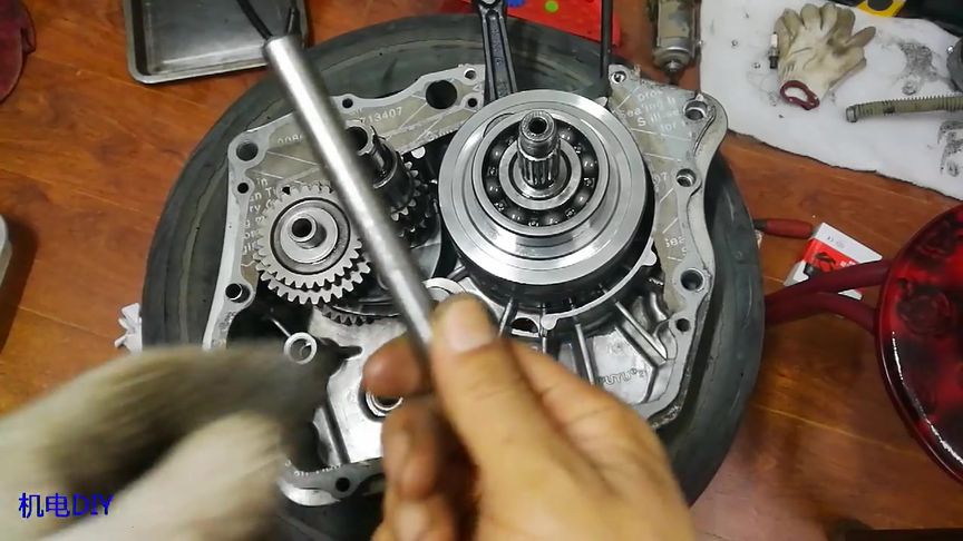 自己动手维修摩托车发动机!变速箱分解后的装复