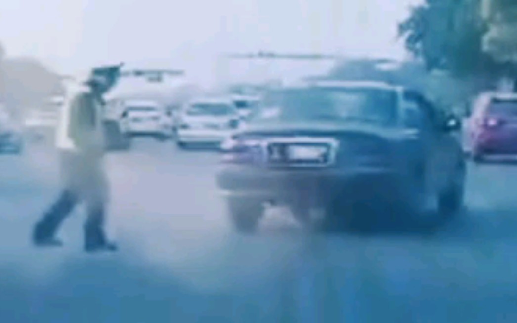 【现场】交警执法遭无证驾驶员碾压牺牲,记录仪画面曝光,请心存敬畏!