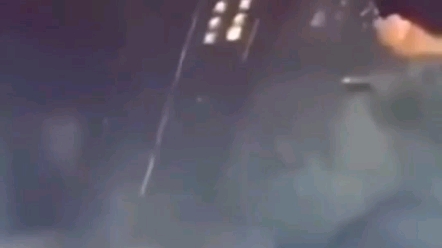 电梯里尿尿,结果把自己关里面了,结局舒适吗?