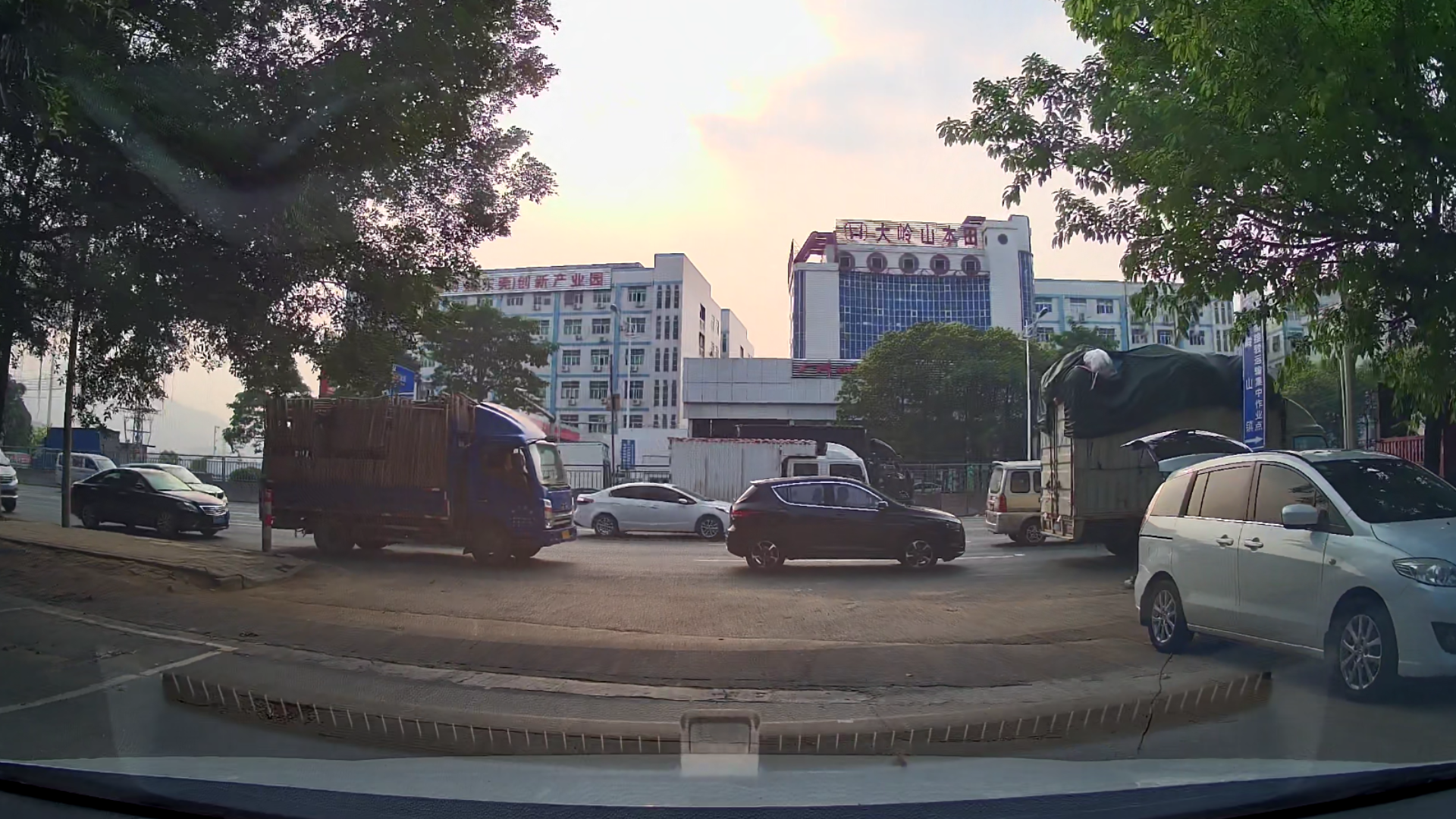 无红绿灯的丁字路口,咱们一起看看谁会让行,请问你会让行吗?