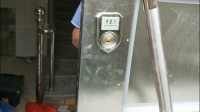 爱剪辑-完整不锈钢门锁安装视频
