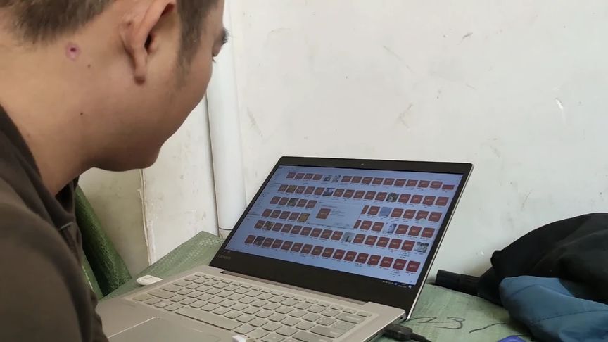 阿哥对着笔记本这么认真,结果只是下载MP3,而且还不太会那种