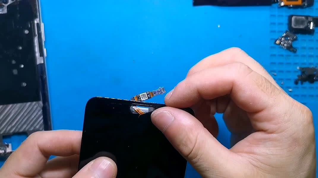华为p20拆机换屏幕:指南舟手机维修培训学校