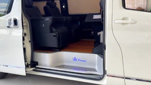 丰田海狮商务车:白外黑内,商务精英的移动办公室