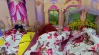 芭比动画:芭比娃娃和小公主起床后打扮华丽,准备开粉色跑车出门