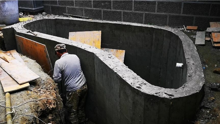 兰苑锦鲤鱼池建造第六天,拆除浇灌模板,过滤池翻水墙进行中