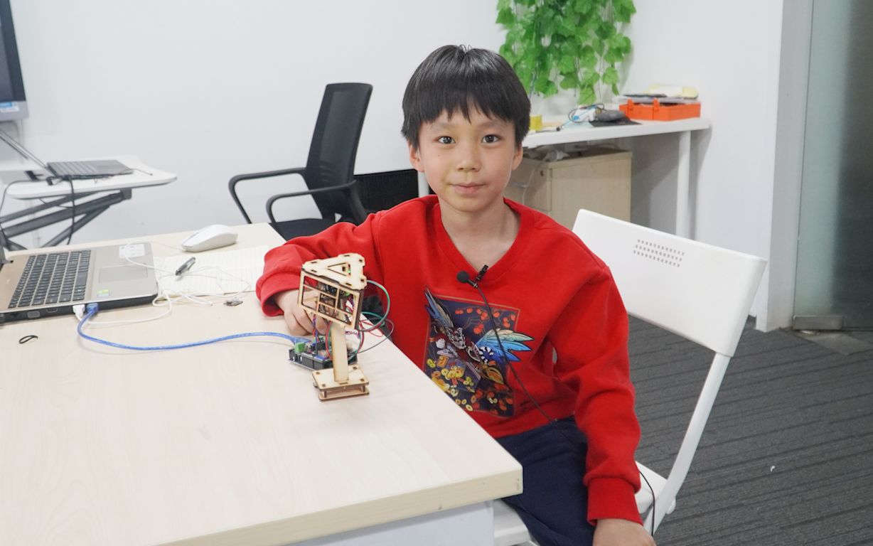 可调亮度台灯 张真祎(一年级)