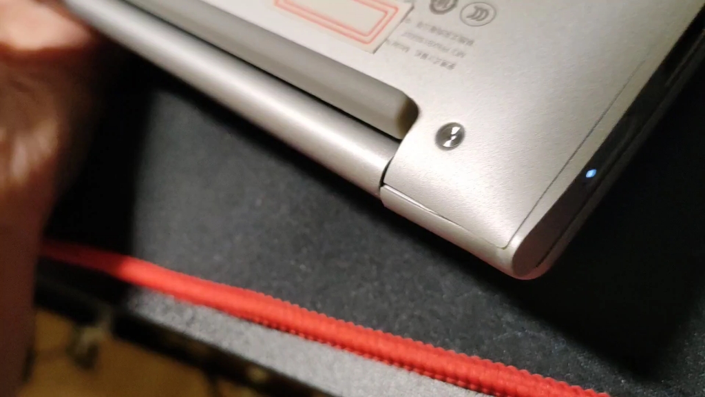 ...打开A面的时候咔一声,转轴处将C壳翘起,变形。出现的同志举个手!