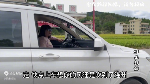 女司机开五菱神车,手动档挂档技术了得,虾米吓得抓紧了扶手