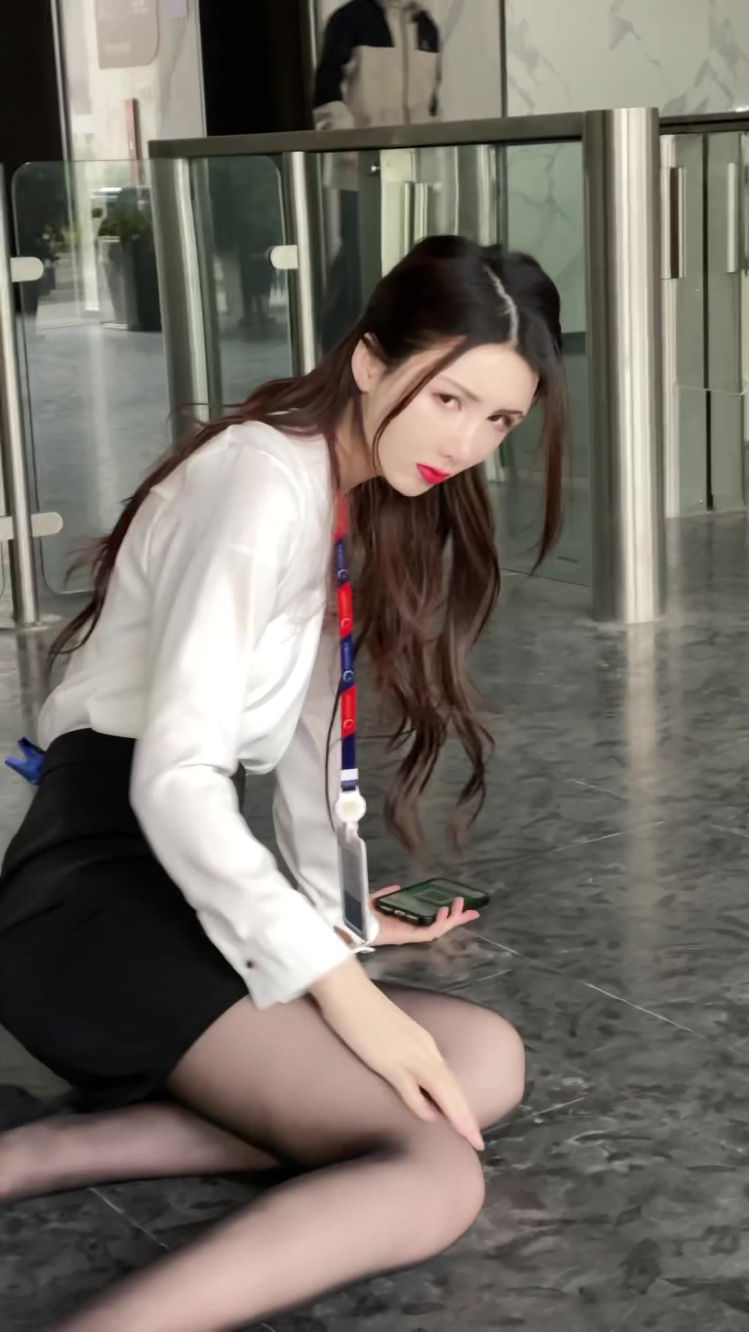 一碰就倒～ #公司前台 #我已到岗在线上班