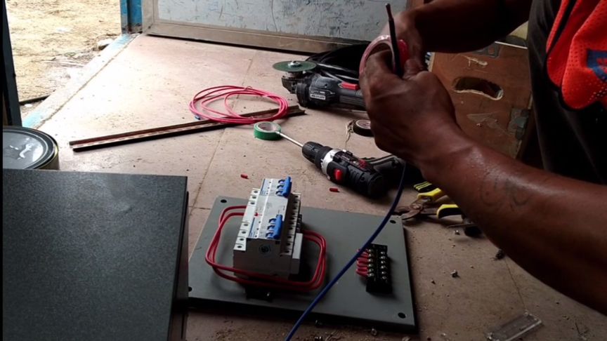 昨天还在说安全用电!今天违规用电被拍照,不知道会不会罚款!