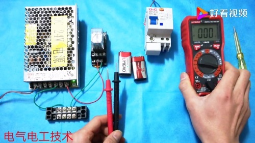 新手电工不会测量电压和电流,万用表一用就烧,手把手演示给你看