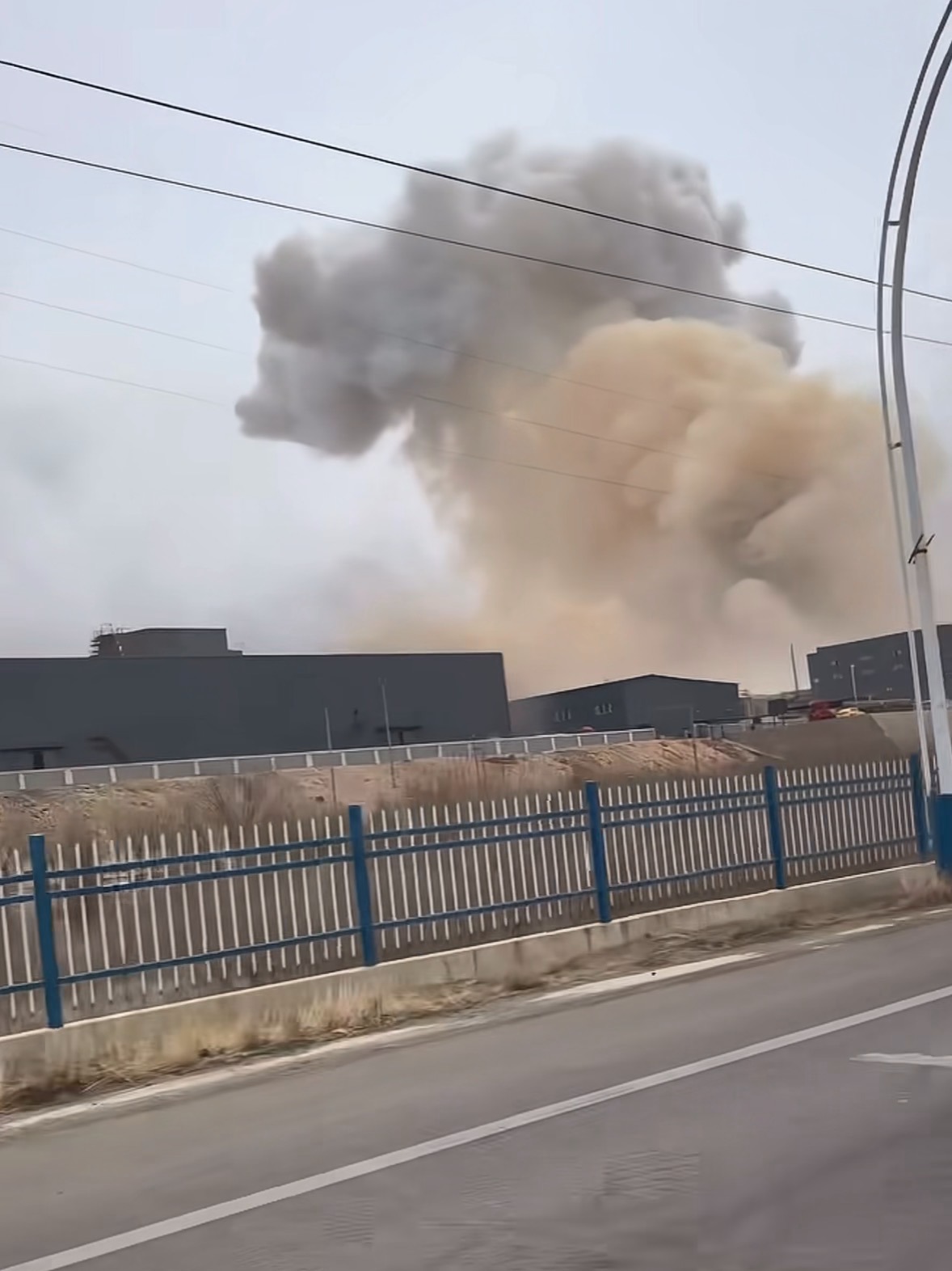 内蒙古一公司突发爆炸已致2人失联,当地:液体罐爆炸,产生烟雾或有毒,...