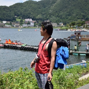 村口晒太阳的老六 