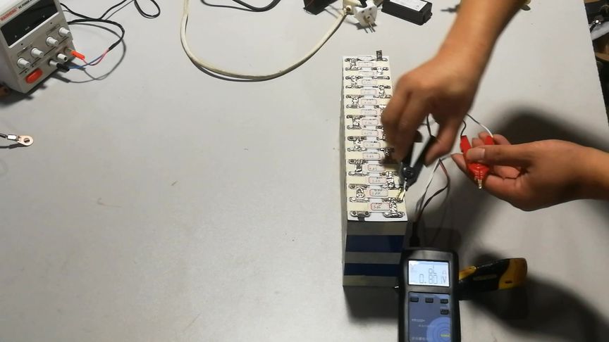 小编花了200块买了内阻测试仪,只为测磷酸铁锂电池组的每节内阻