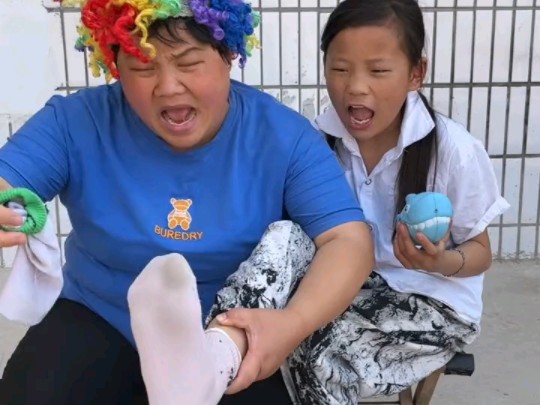 咋穿这么多袜子呀?