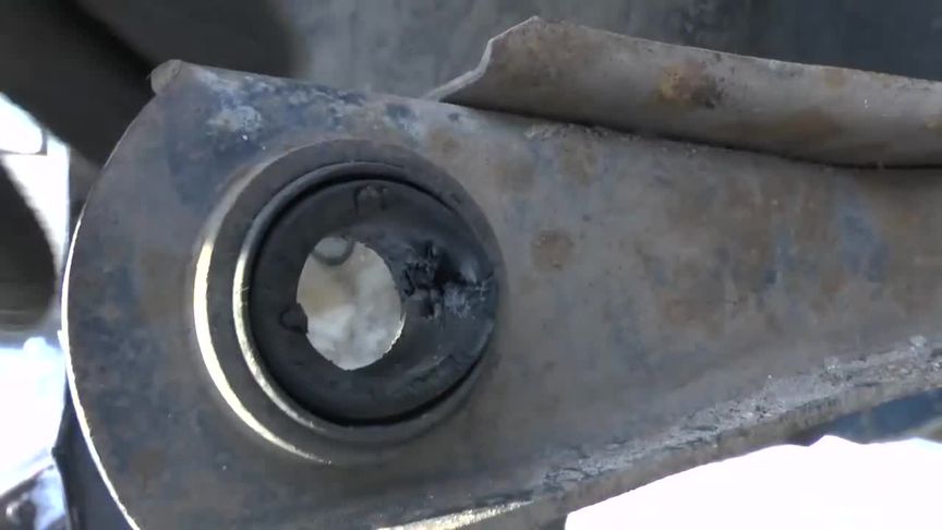 汽车制动盘小零件维修,外国司机师傅这样操作,过程看明白了吗?