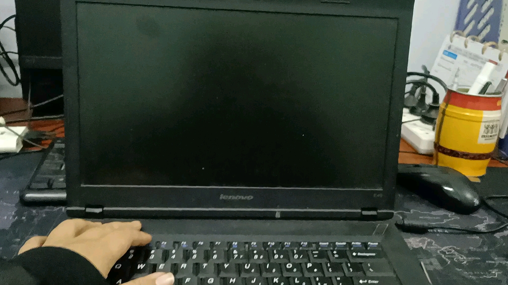 求助!笔记本电脑进水后开不了机!还发出哒哒哒的声音!