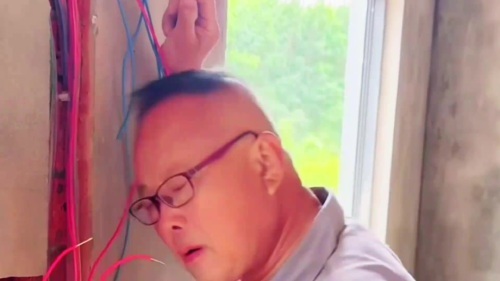 专业的王叔每根线,都要用万用表来查一查是否通畅