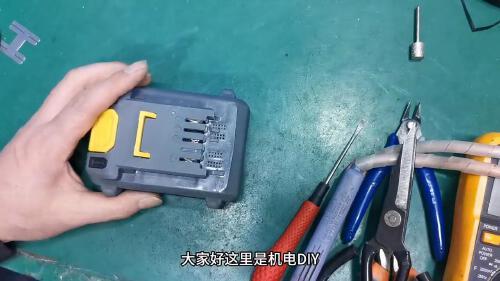 拆一块小强电池里面的电芯和上次的还不一样