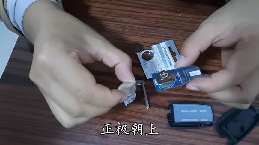 车钥匙没电了怎么办啊?爸爸首次换电池,这技术如何?简不简单!