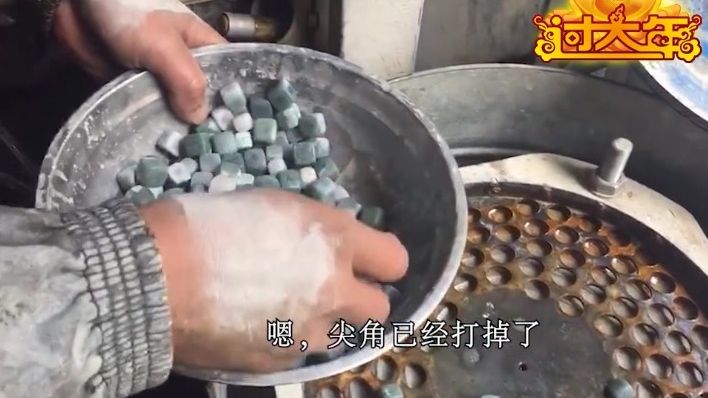 翡翠原石:佩戴珠子的是如何制作的,大部分翡翠从业者都不知道