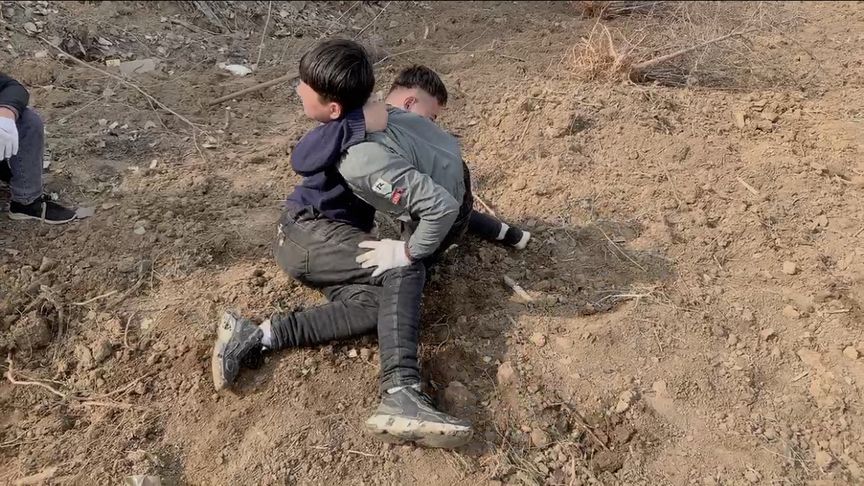 植树节来临,农村植树造林也开始啦,两个小孩闹着玩打起来了!