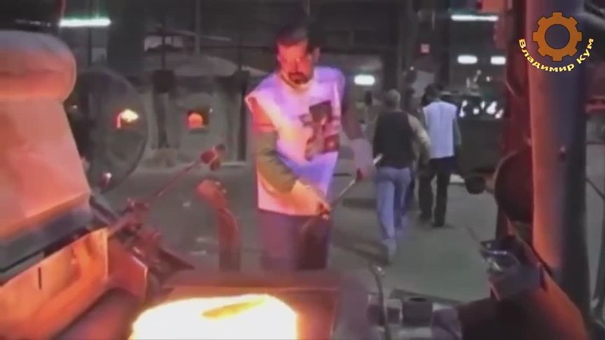 玻璃的生产车间,过程好像是在做糖果一样