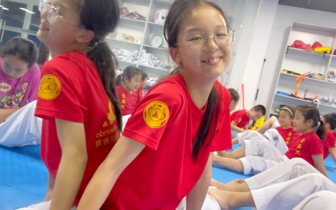 开课啦劈叉开始,边挠痒痒比压韧带,看看他们笑的多开心