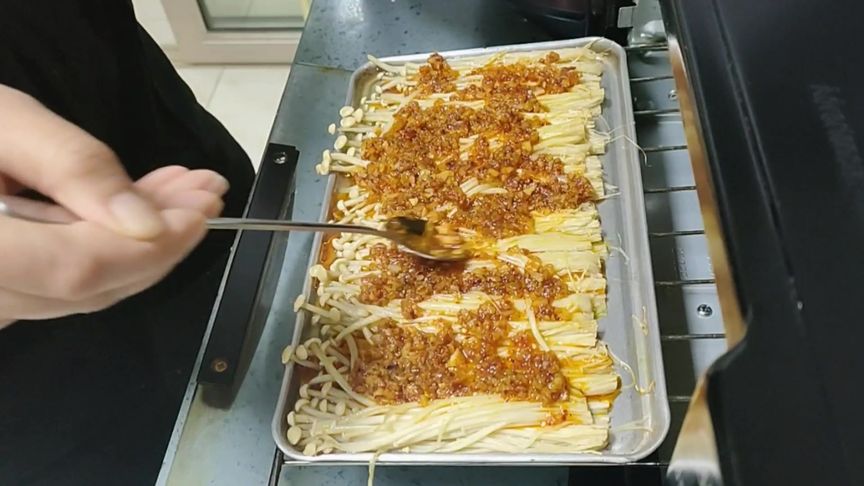 今天给大家用烤箱做个蒜蓉金针菇,超级简单易学,好吃到爆!