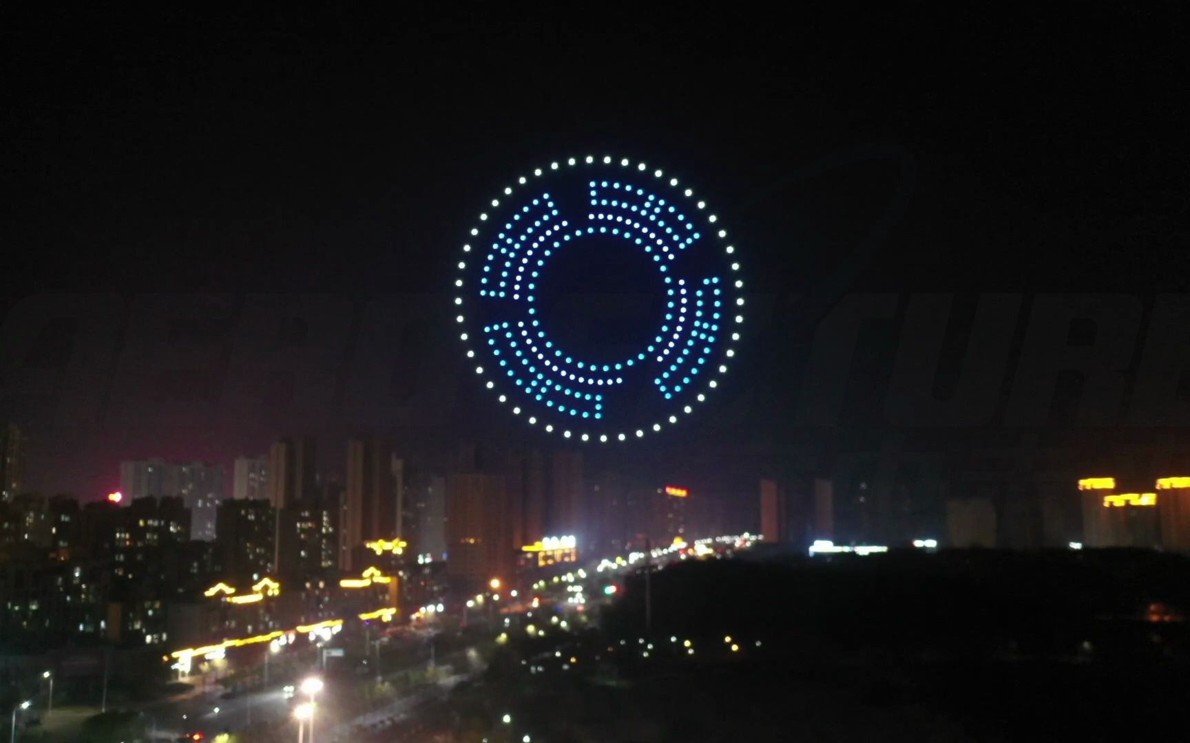 跨年氛围感拉满~空中未来300架无人机编队表演夜空告白黄石,一起...