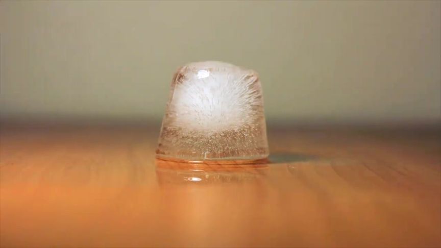 35秒看一块冰的融化过程