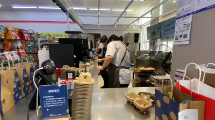 茅台联名瑞幸推出“酱香拿铁含53度茅台酒,售价19元一杯网友:来一杯,...