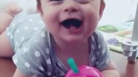 从开始不爱母乳, 到现在奶瓶也不爱了, 更喜欢用吸管杯喝奶, 在戒吸奶...