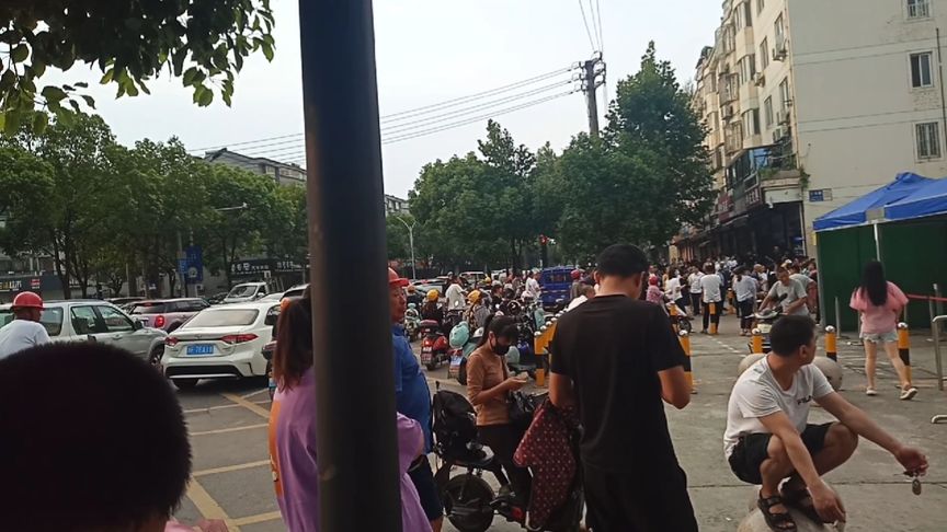 今天下午去接孩子们放学,看一下学校门口的家长成群结队