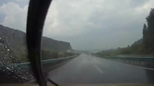 行车记录仪:雨天的高速太危险,前车还一路狂飙,5秒后就在我的眼前...