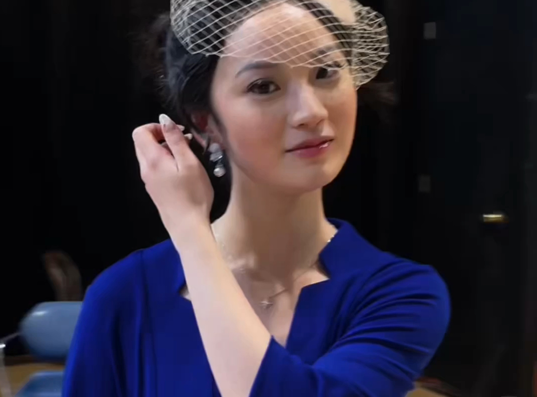 布伦达·杰克逊|是一个年轻迷人的秘书,聪明果敢且充满神秘感,她的...