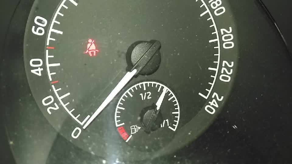 开车的时候注意看下仪表盘,会提醒安全带没有系好「来自懂车帝车友...