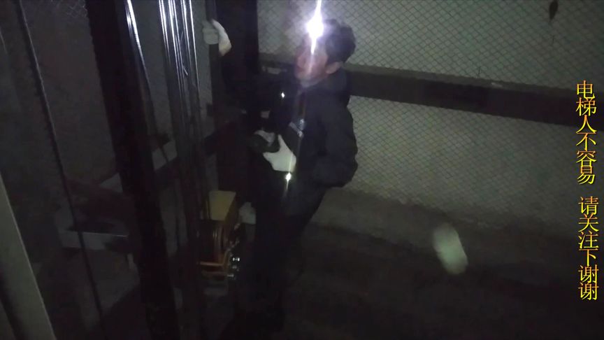 电梯钢丝绳损坏,拆除报废钢丝绳