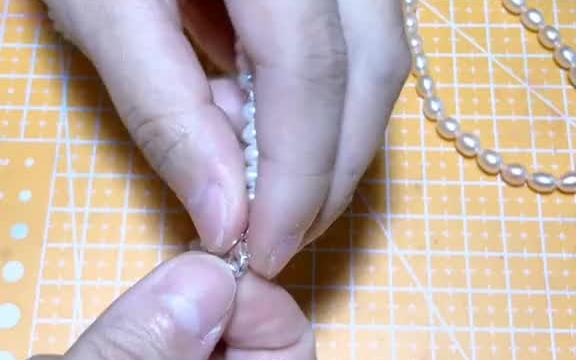这个视频有点料 这是个珍珠项链收尾打结教程,主要用于有扣头的无...