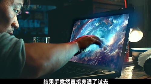 男人目睹心爱的汽车模型神奇地被电脑吸入,惊讶发现变成了真实的...