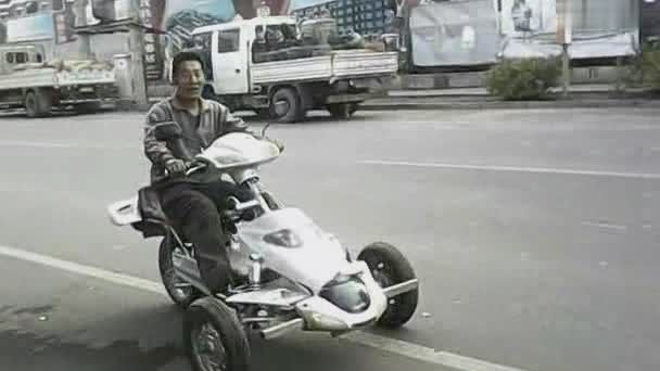 牛人自制倒三轮电动车,老丈人开的比小车还稳当!