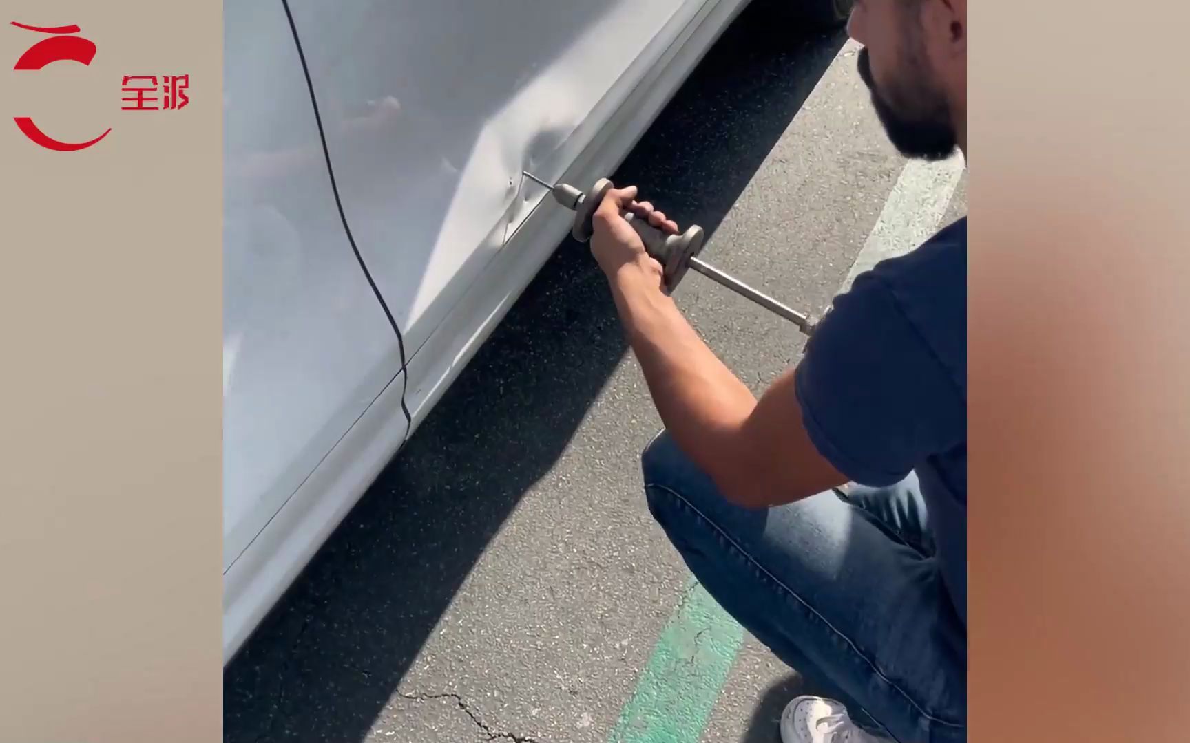 男子保时捷车门凹陷,维修工蛮力修复不忍直视:还不如自己试试
